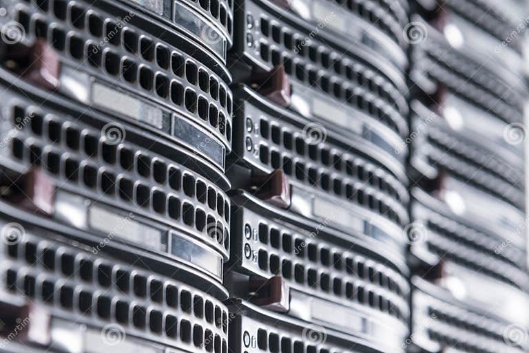 Cluster Von Festplatten Zur Datenspeicherung Im Serverraum Stockbild ... Cluster Von Festplatten Zur Datenspeicherung Im Serverraum Stockbild ...