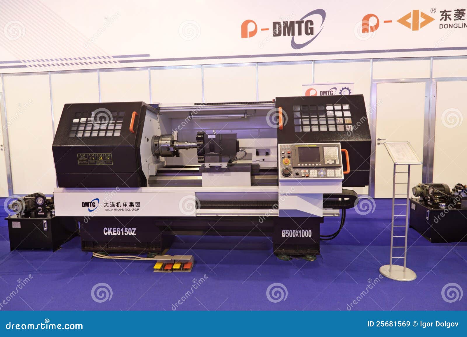 Cnc-Drehbank redaktionelles stockbild. Bild von mechaniker - 25681569