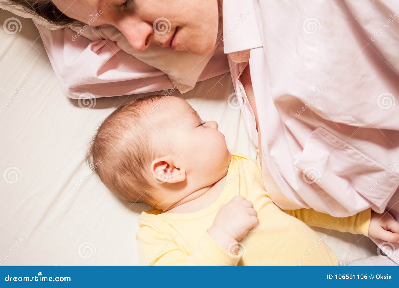 Co-slapende moeder en baby stock foto. Image of ontspanning - 106591106