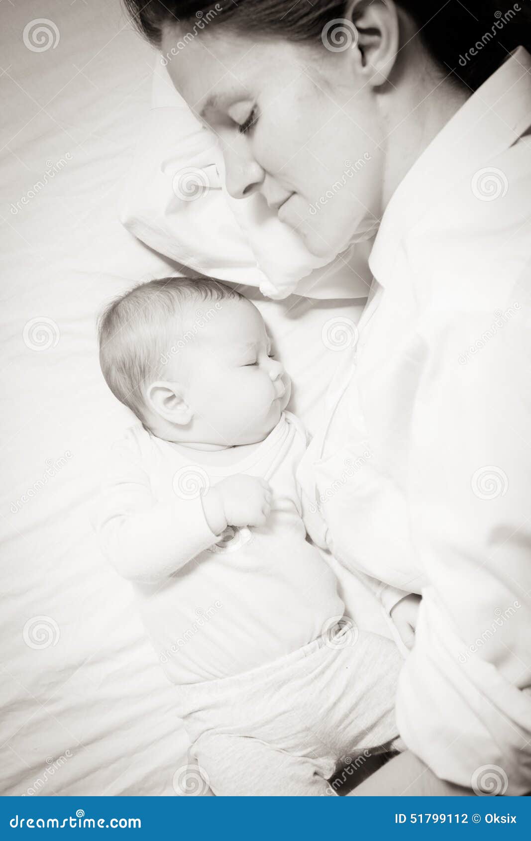 Co-slapende moeder en baby stock foto. Image of omarmen - 51799112