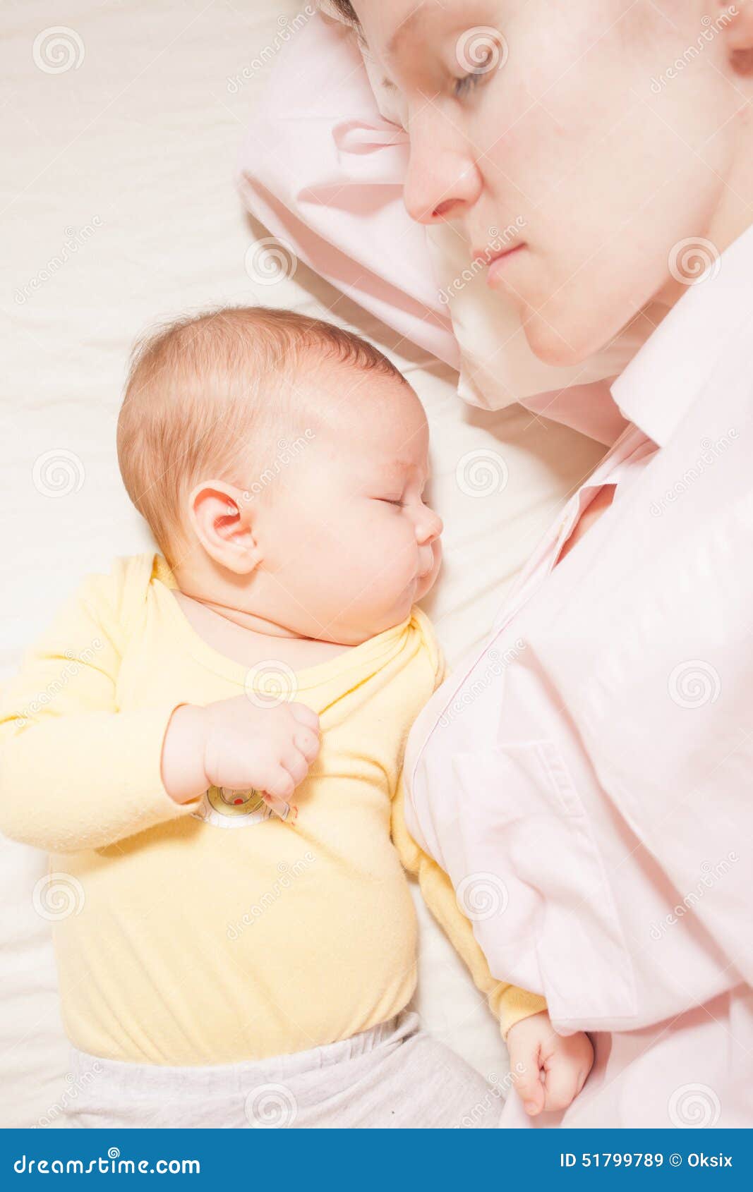 Co-slapende moeder en baby stock afbeelding. Image of kinderjaren ...