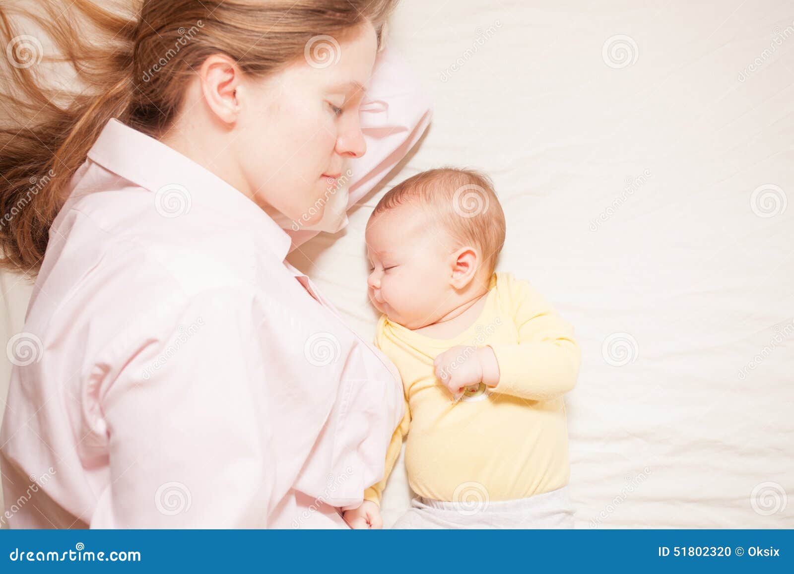 Co-slapende moeder en baby stock foto. Image of gelukkig - 51802320