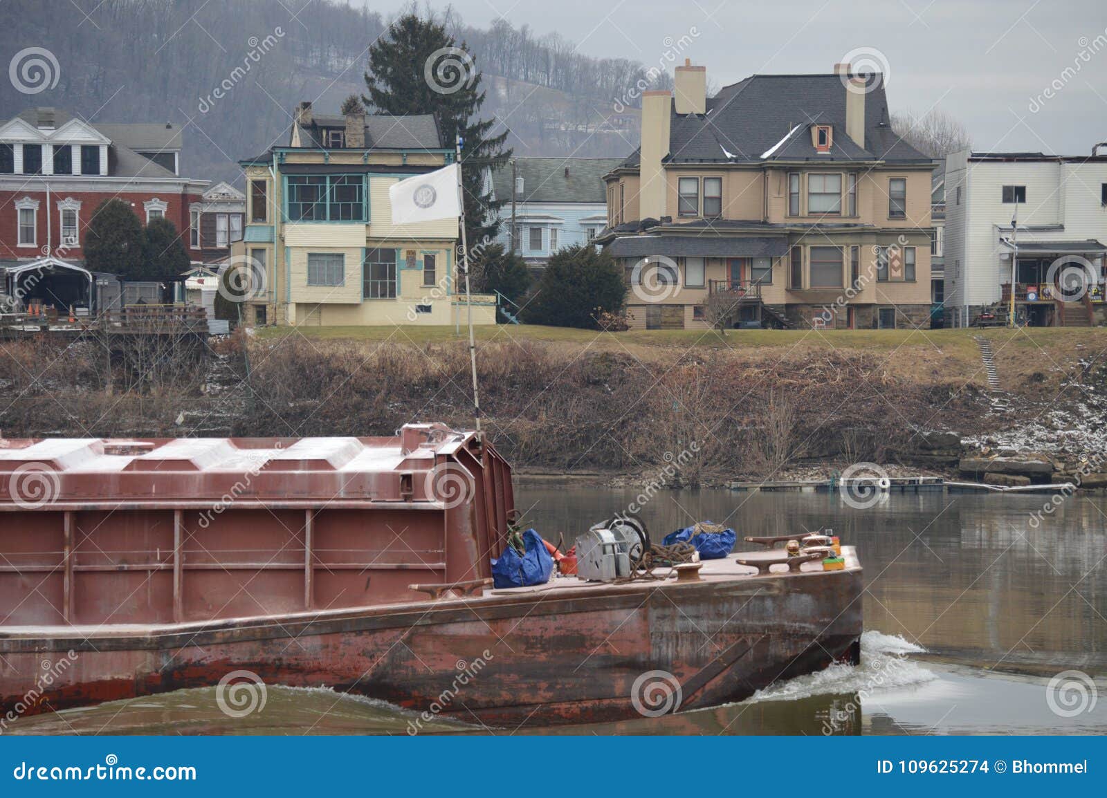 Coal Barge Going Down Ohio River Editorial Stock Image - Image of ohio ...