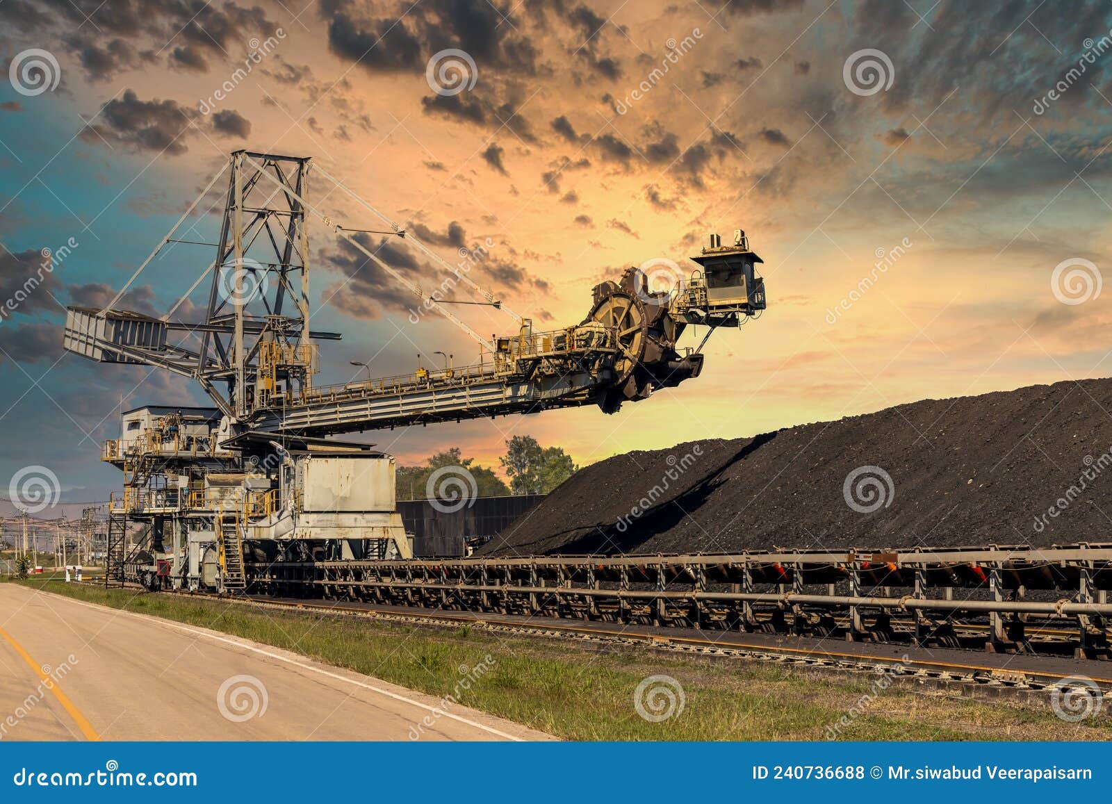 Coal Excavation on the Surface Mine, Coal Mining and Processing ...