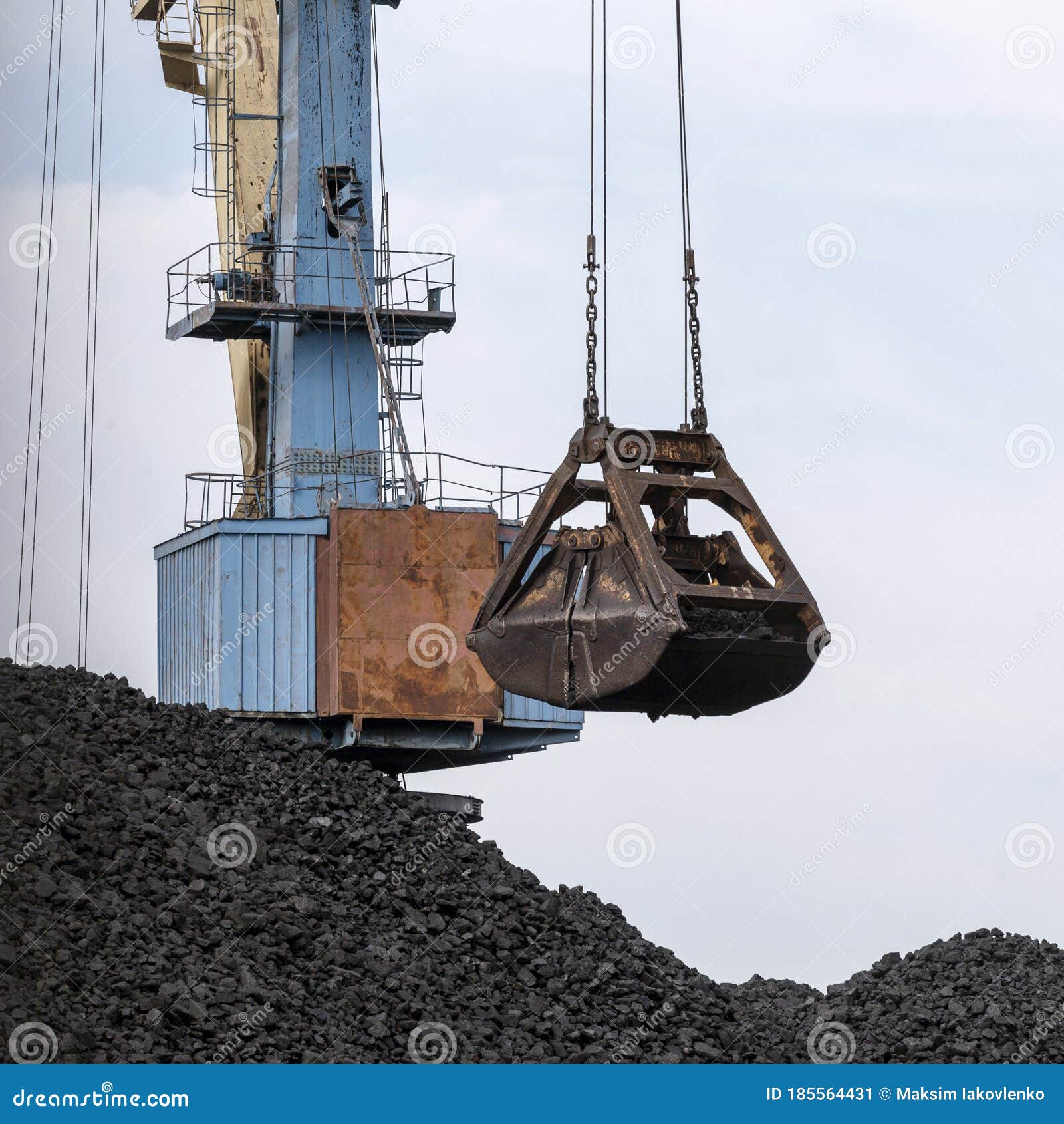 Coal loading crane, bulk stock image. Image of harbour - 185564431