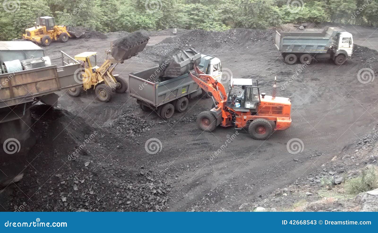 Coal loading editorial stock photo. Image of loader, loading - 42668543