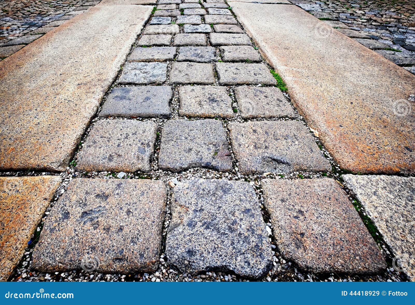 Cobblestone imagen de archivo. Imagen de desigual, calle - 44418929