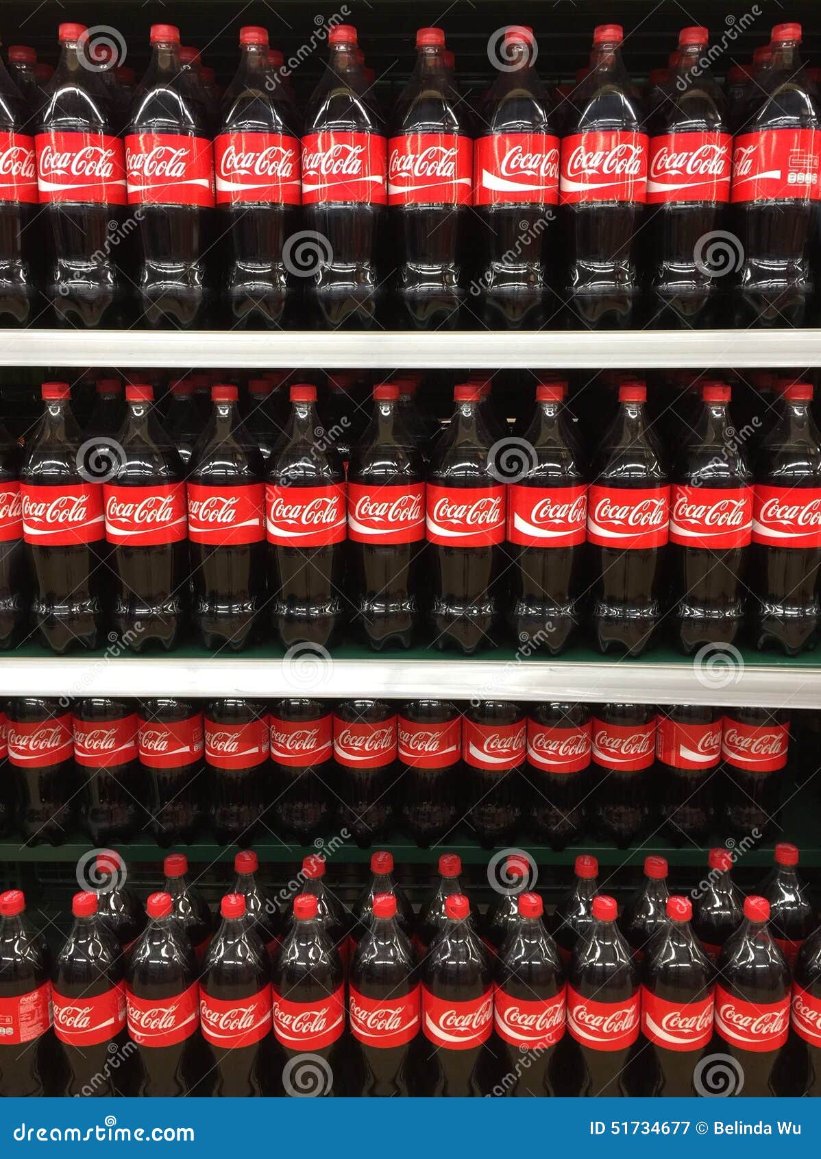 Coca-cola fotografia editorial. Imagem de coque, prateleiras - 51734677