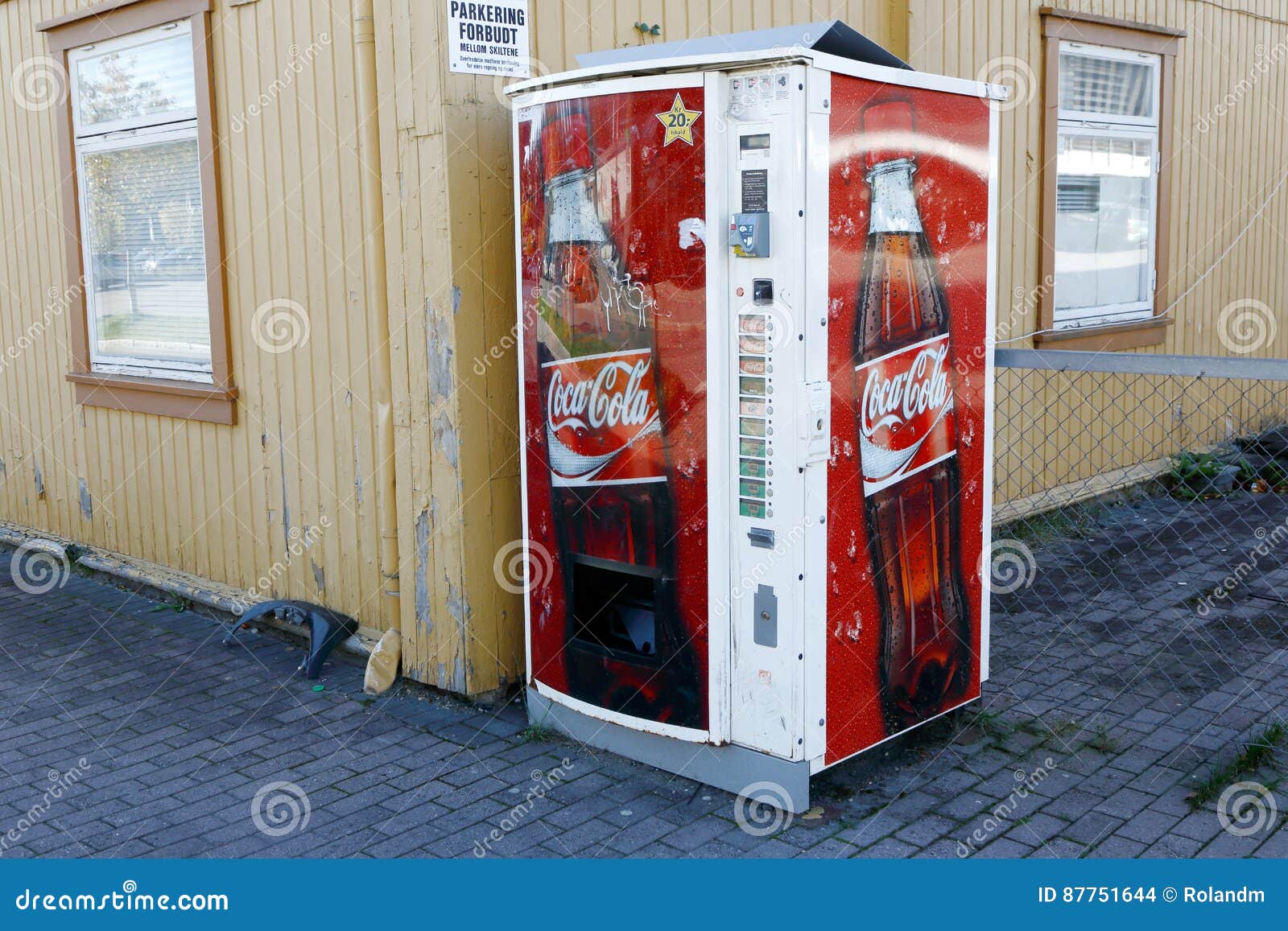 Coca-Cola-Automat redaktionelles stockbild. Bild von getränk - 87751644