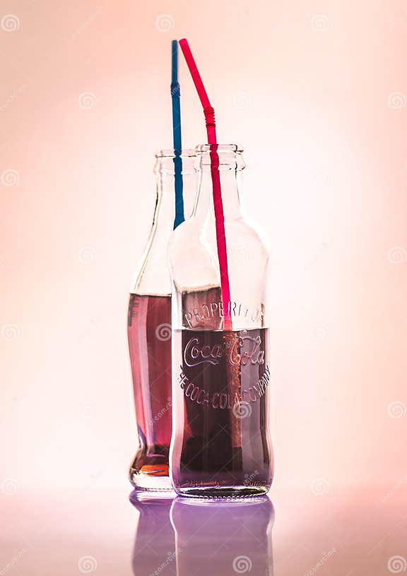 Coca-cola Em Formas Diferentes Imagem Editorial - Imagem de gotas ...