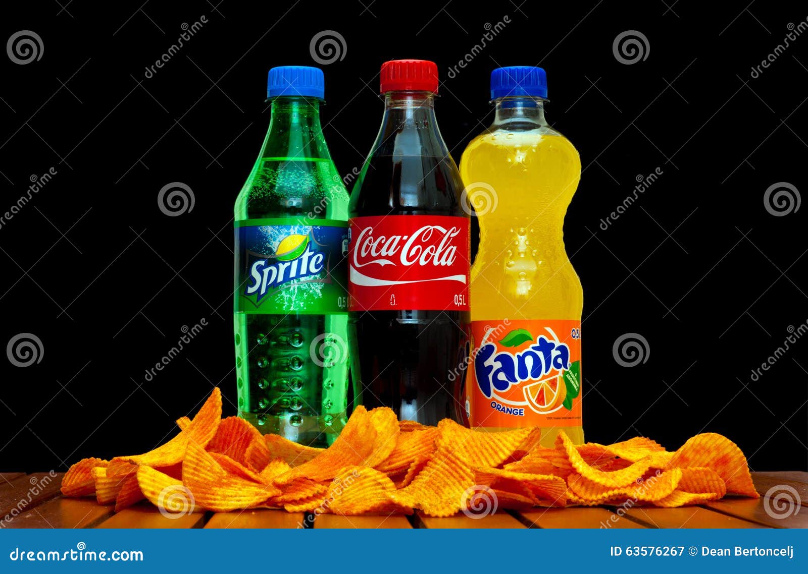 Coca-cola, fanta et lutin photographie éditorial. Image du bouteilles ...