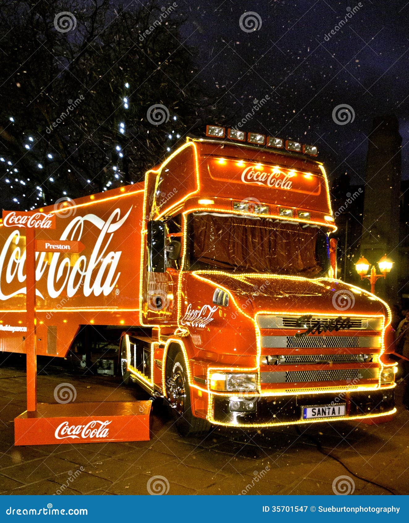 Coca-cola jullastbil redaktionell arkivbild. Bild av burkar - 35701547