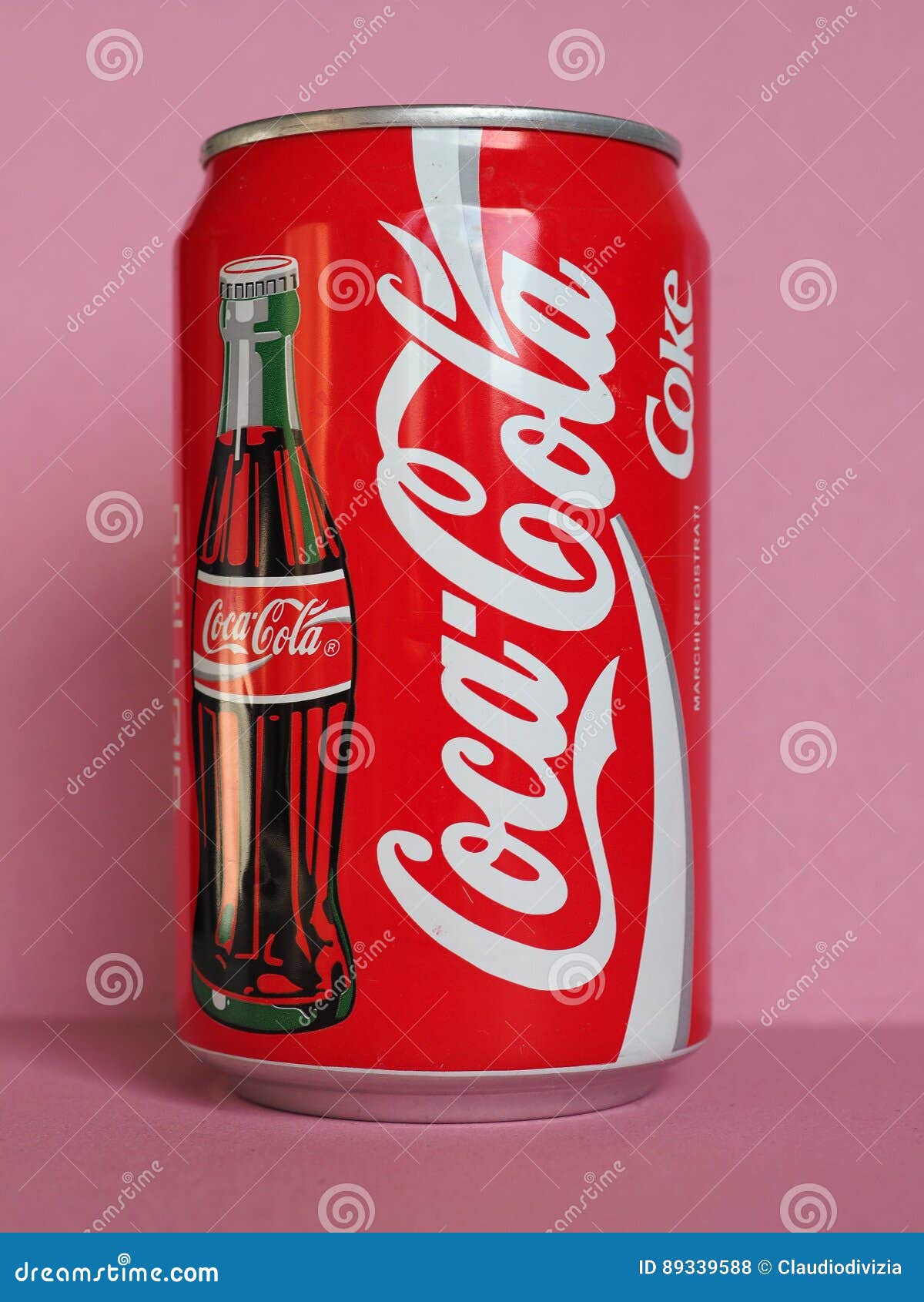 Coca Cola kan i Milan redaktionell arkivfoto. Bild av dricka - 89339588