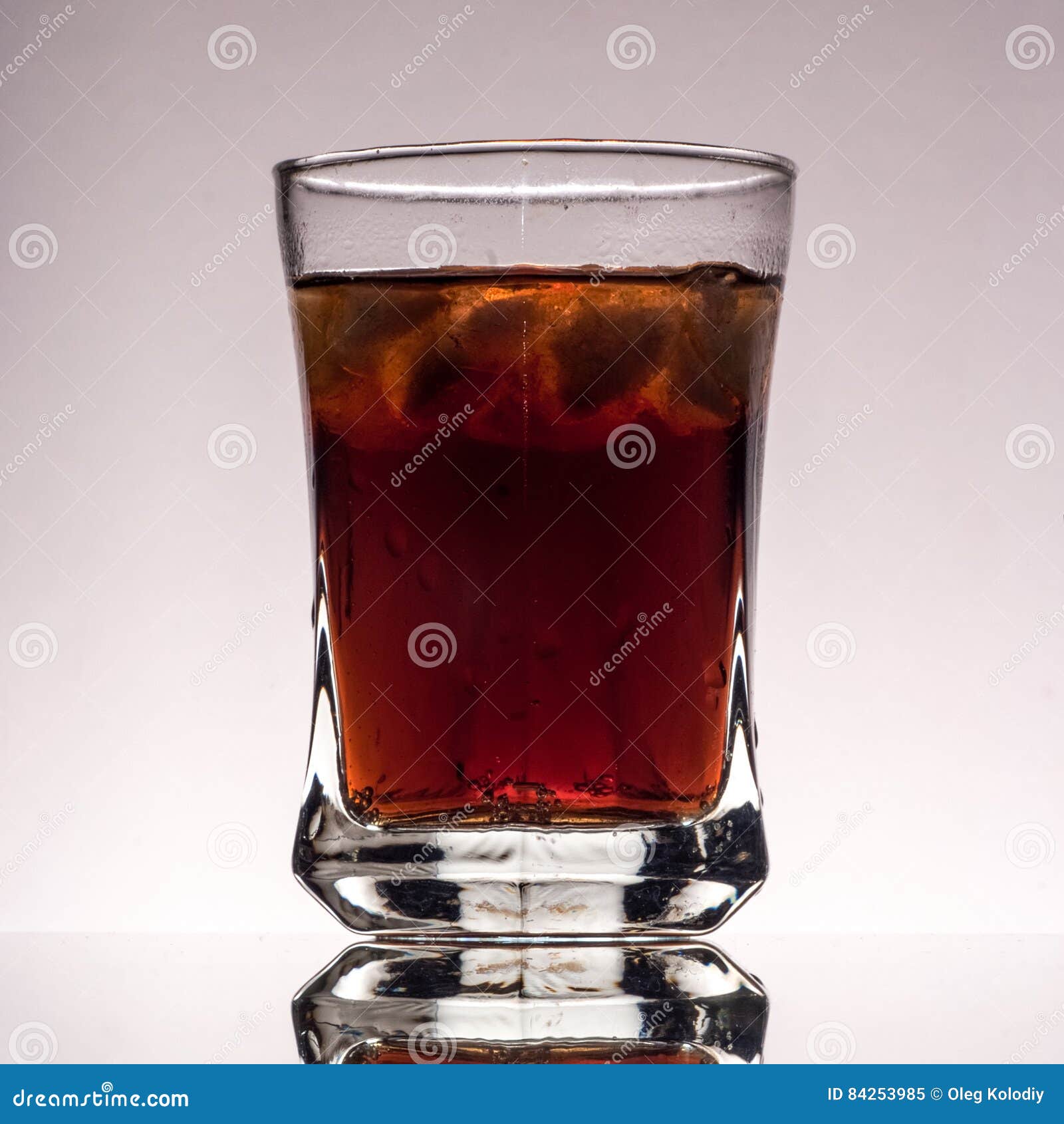 Coca Cola mit Eis stockbild. Bild von spiegel, studio - 84253985