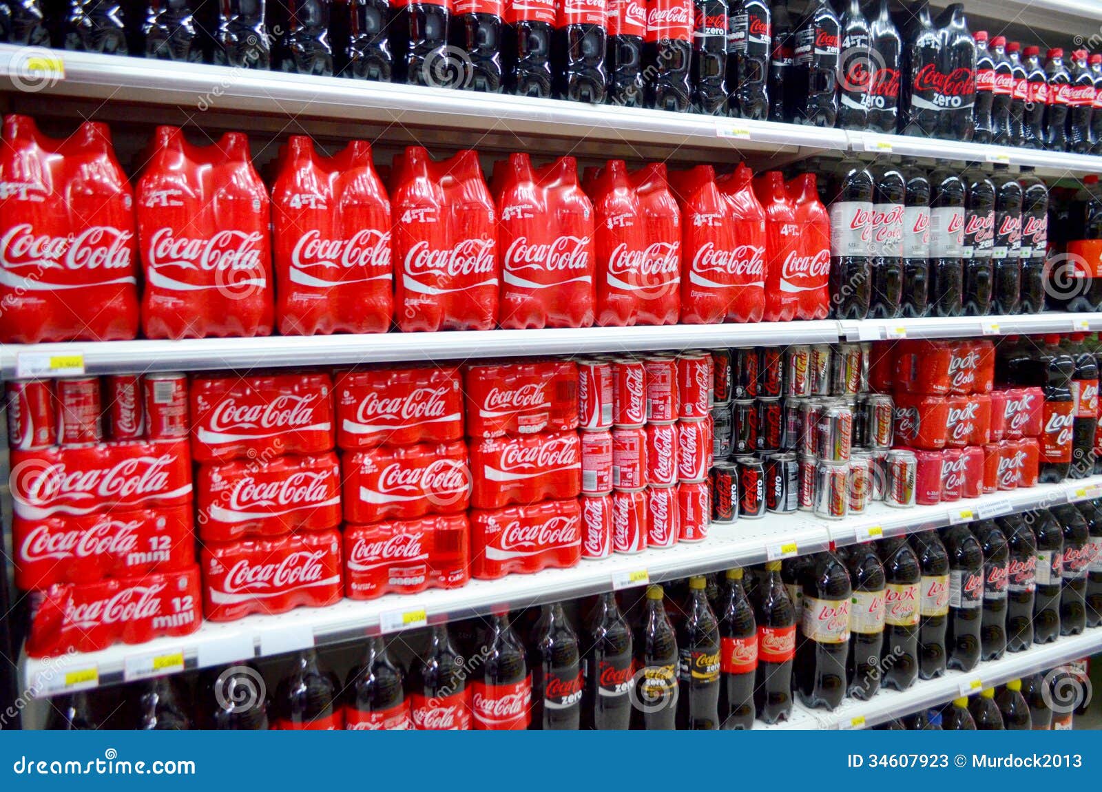 Coca Cola sur des étagères photo stock éditorial. Image du kola - 34607923