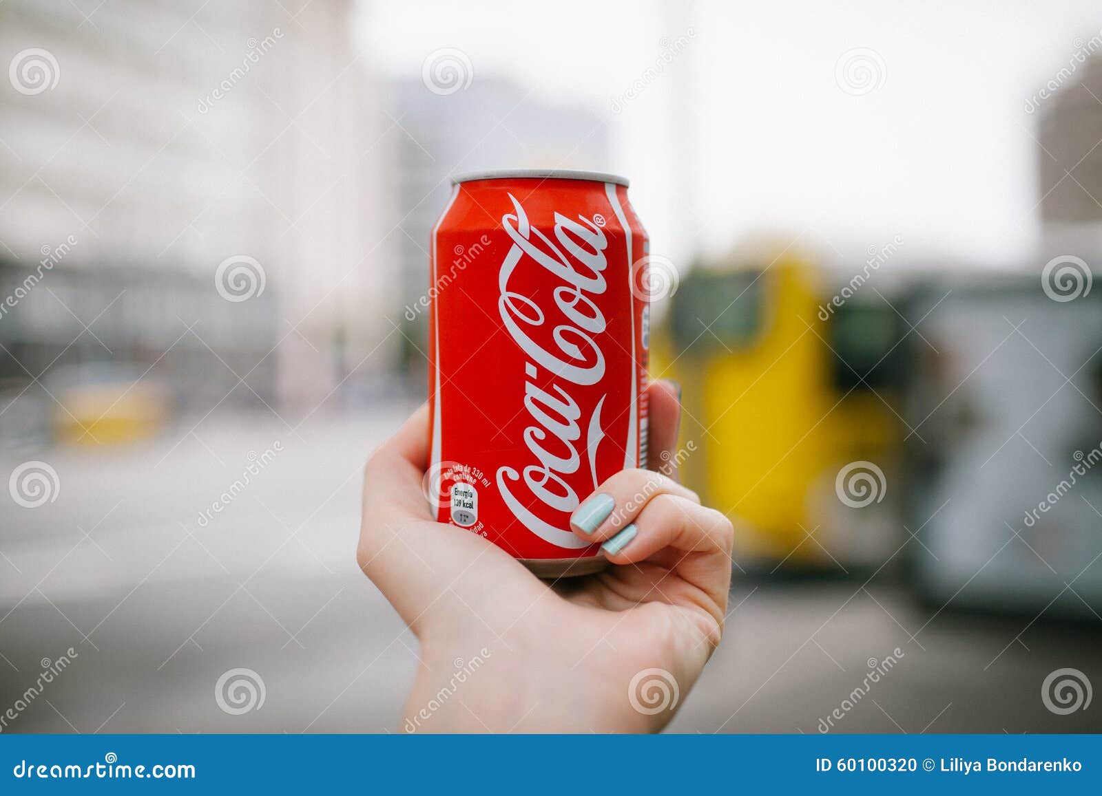Coca cola can in the hand editorial image. Image of hand - 60100320