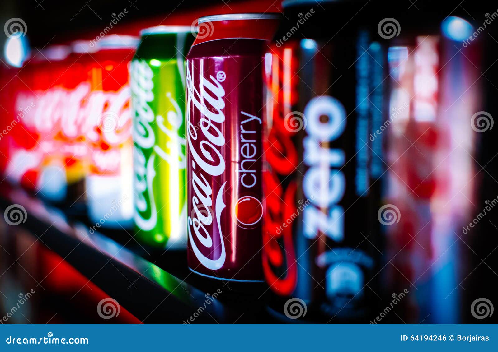 Coca - colacans, cola redaktionell bild. Bild av korporation - 64194246