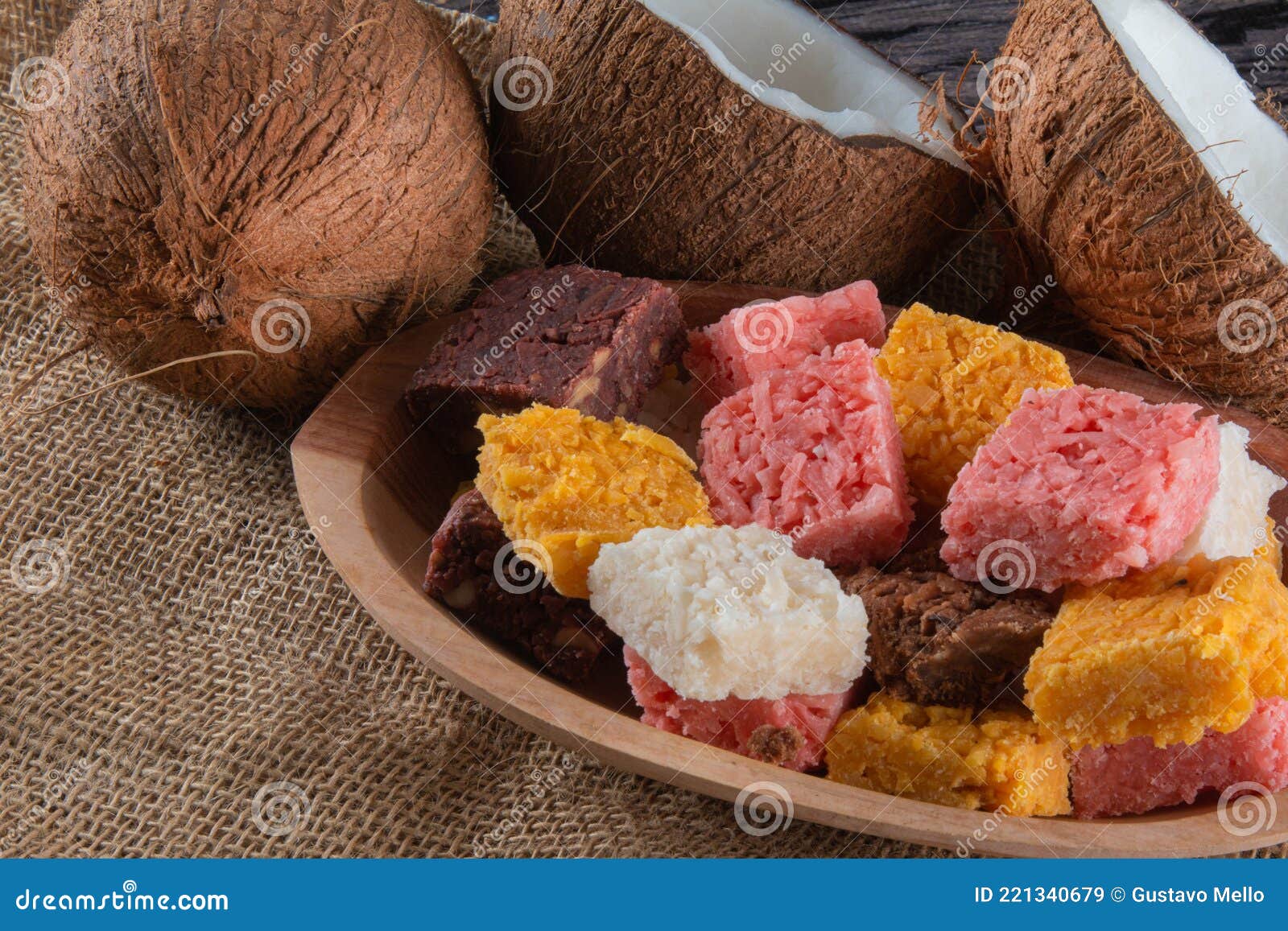 Cocada Coco Doce Brasileiro Em Madeira Russa Imagem de Stock - Imagem ...