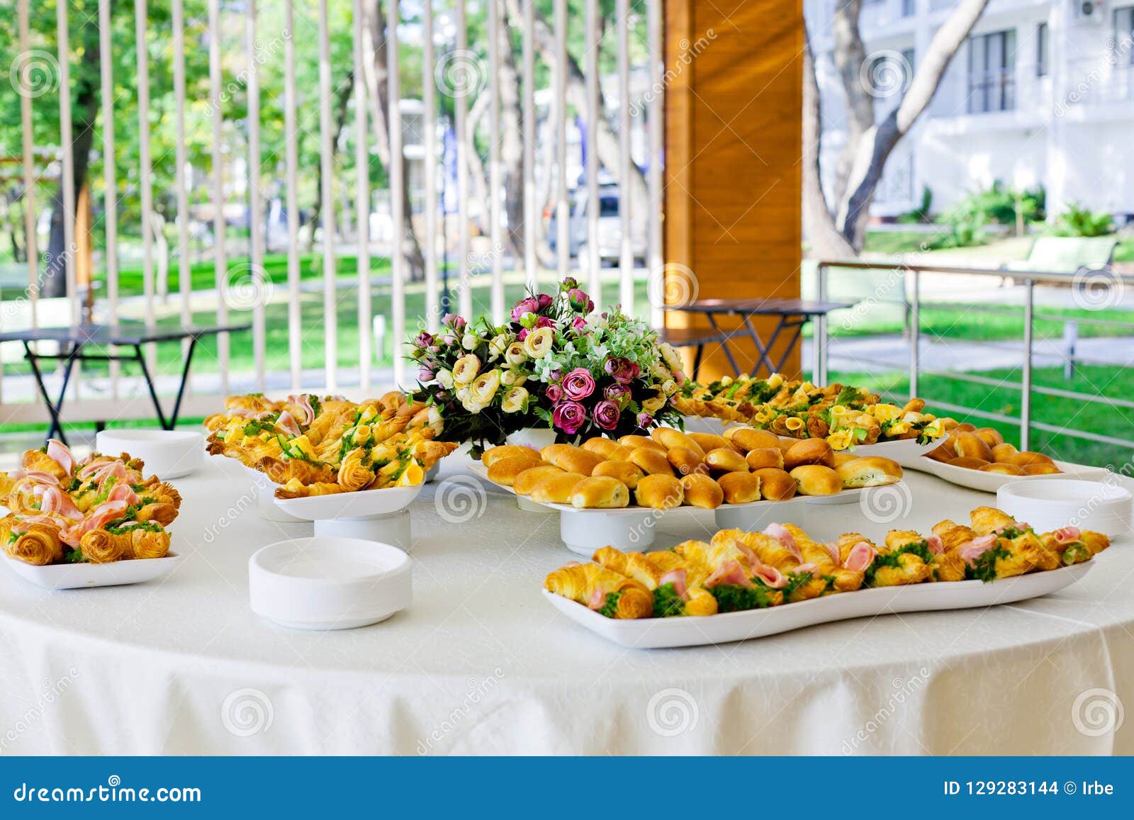 Cocendo Sulla Tavola Di Buffet Fotografia Stock - Immagine di tabella ...