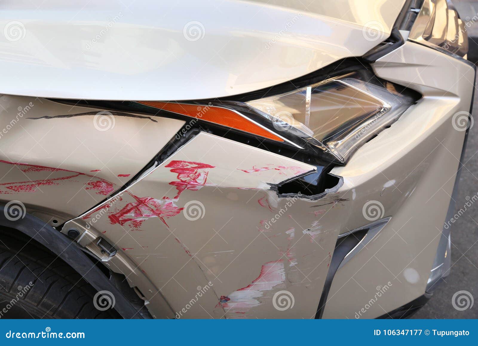 Coche abollado imagen de archivo. Imagen de parachoques - 106347177