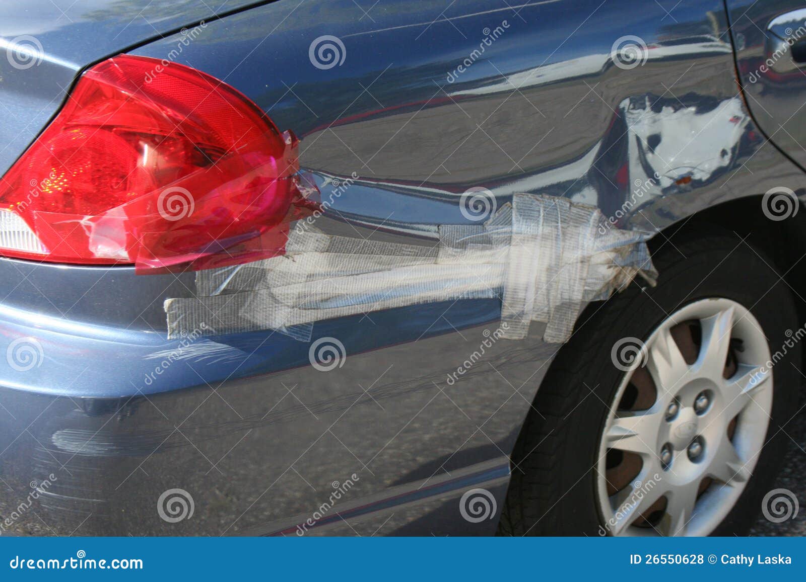 Coche abollado foto de archivo. Imagen de grabada, vendaje - 26550628