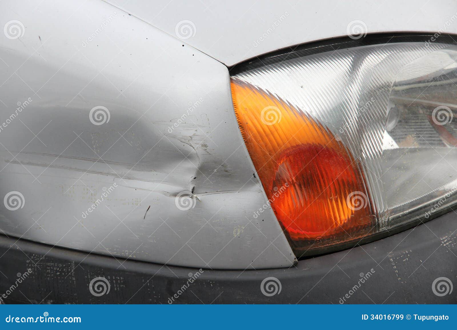 Coche abollado imagen de archivo. Imagen de menor, defensa - 34016799