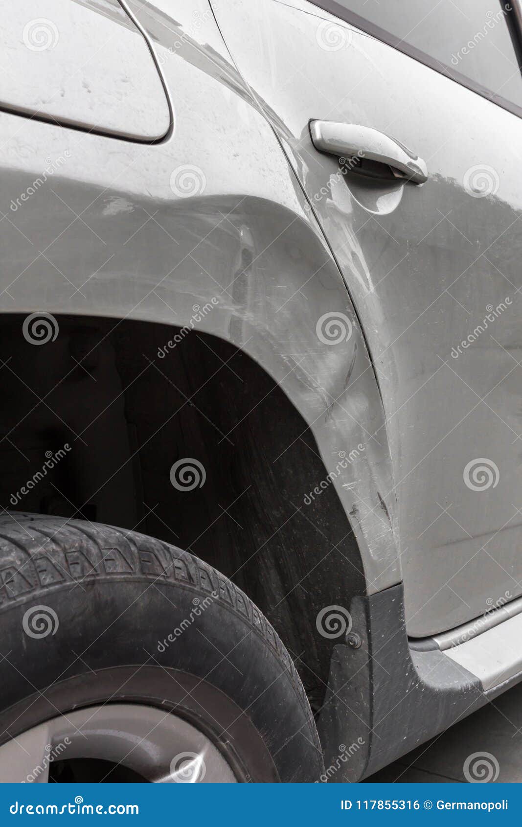 Coche abollado primer foto de archivo. Imagen de emergencia - 117855316