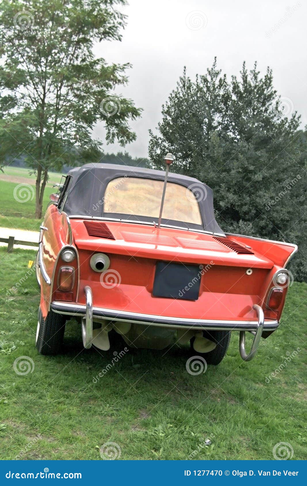 Coche anfibio foto de archivo. Imagen de hierba, afuera - 1277470