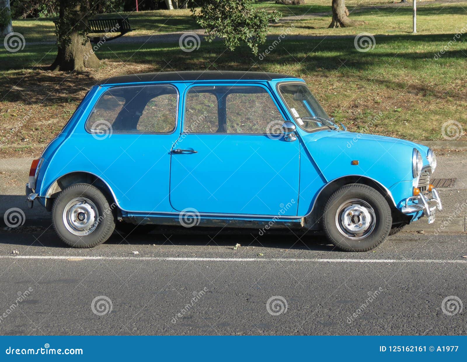 Coche Azul Claro De Mini Cooper Foto editorial - Imagen de europa ...