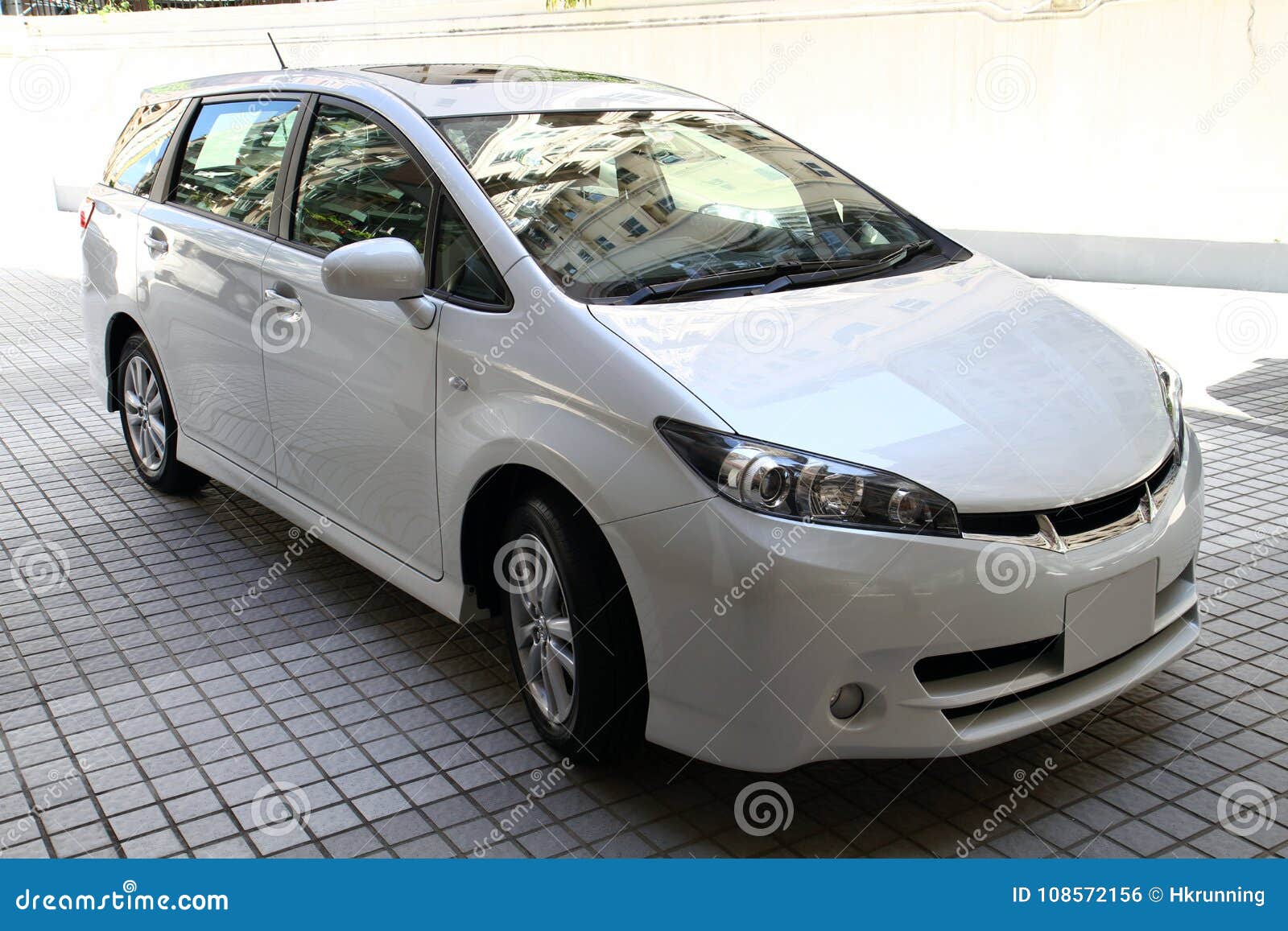 Coche blanco foto de archivo. Imagen de alternativa - 108572156