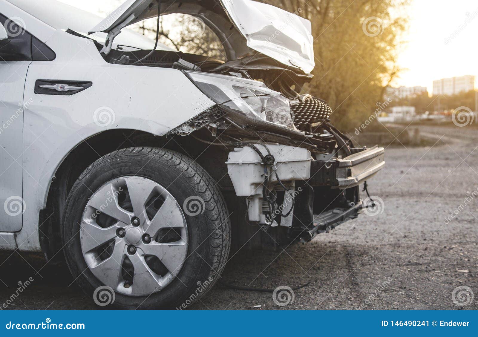 Coche Blanco Del Desplome De Front Broken Despu?s De Un Accidente ...