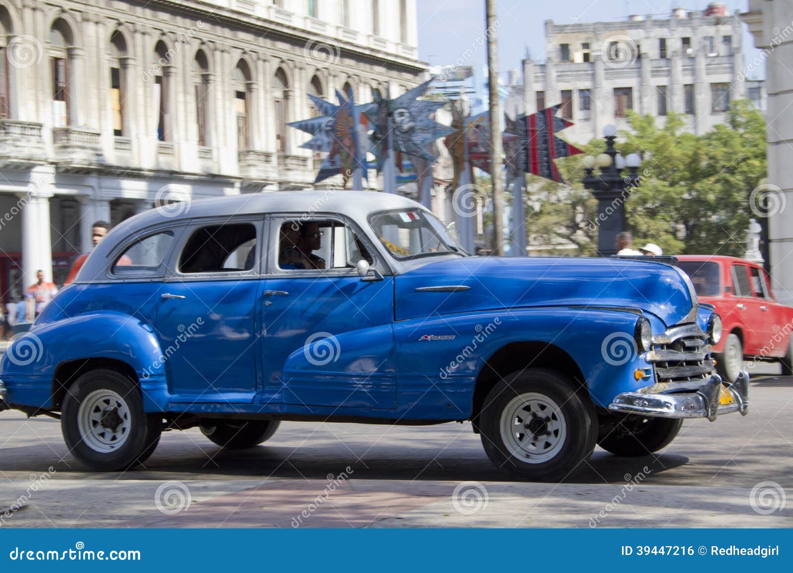 Coche cubano azul y blanco foto editorial. Imagen de cuba - 39447216