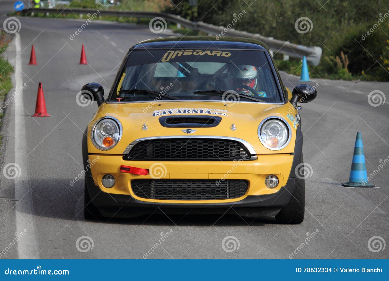 Coche De Carreras De Mini Cooper S Imagen de archivo editorial - Imagen ...