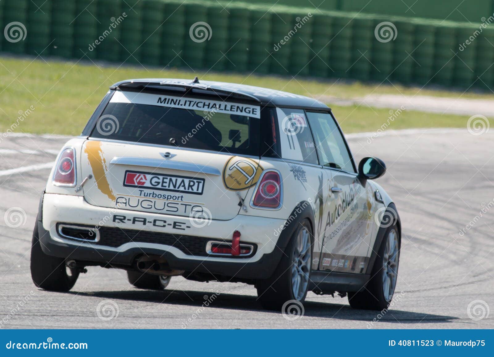 Coche De Carreras De Mini Cooper S Sv31 Foto de archivo editorial ...