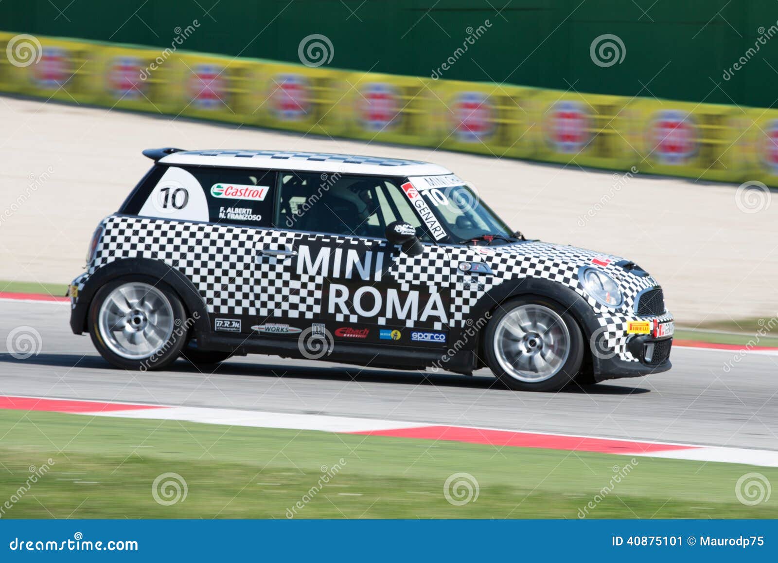 Coche De Carreras De Mini Cooper S Sv31 Foto editorial - Imagen de ...