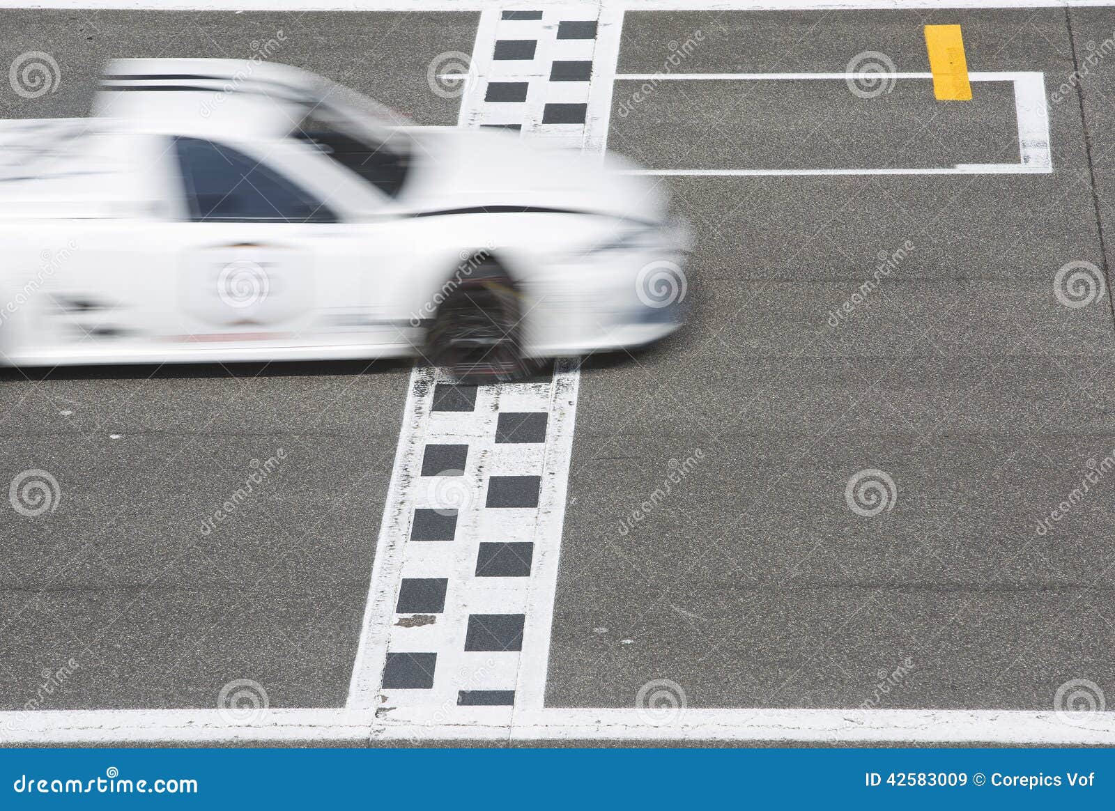 Coche De Carreras Que Cruza La Meta Imagen de archivo - Imagen de ...