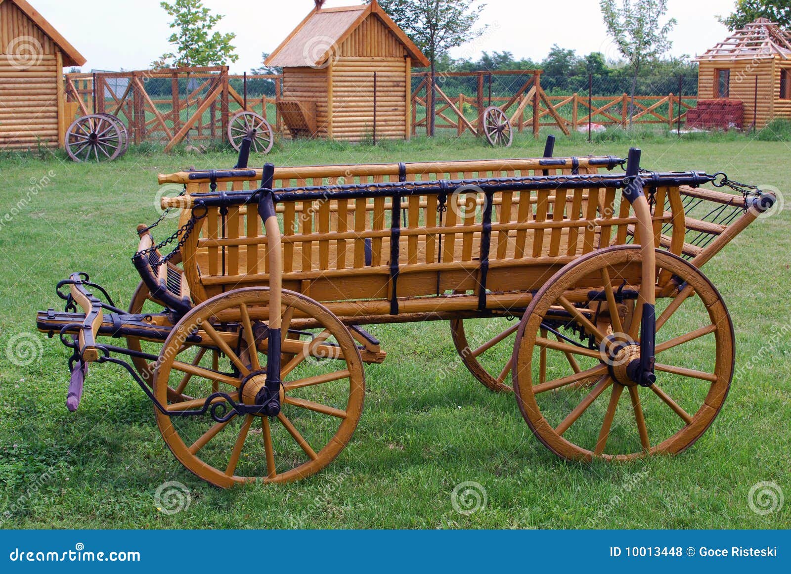 Coche de madera foto de archivo. Imagen de viejo, yarda - 10013448