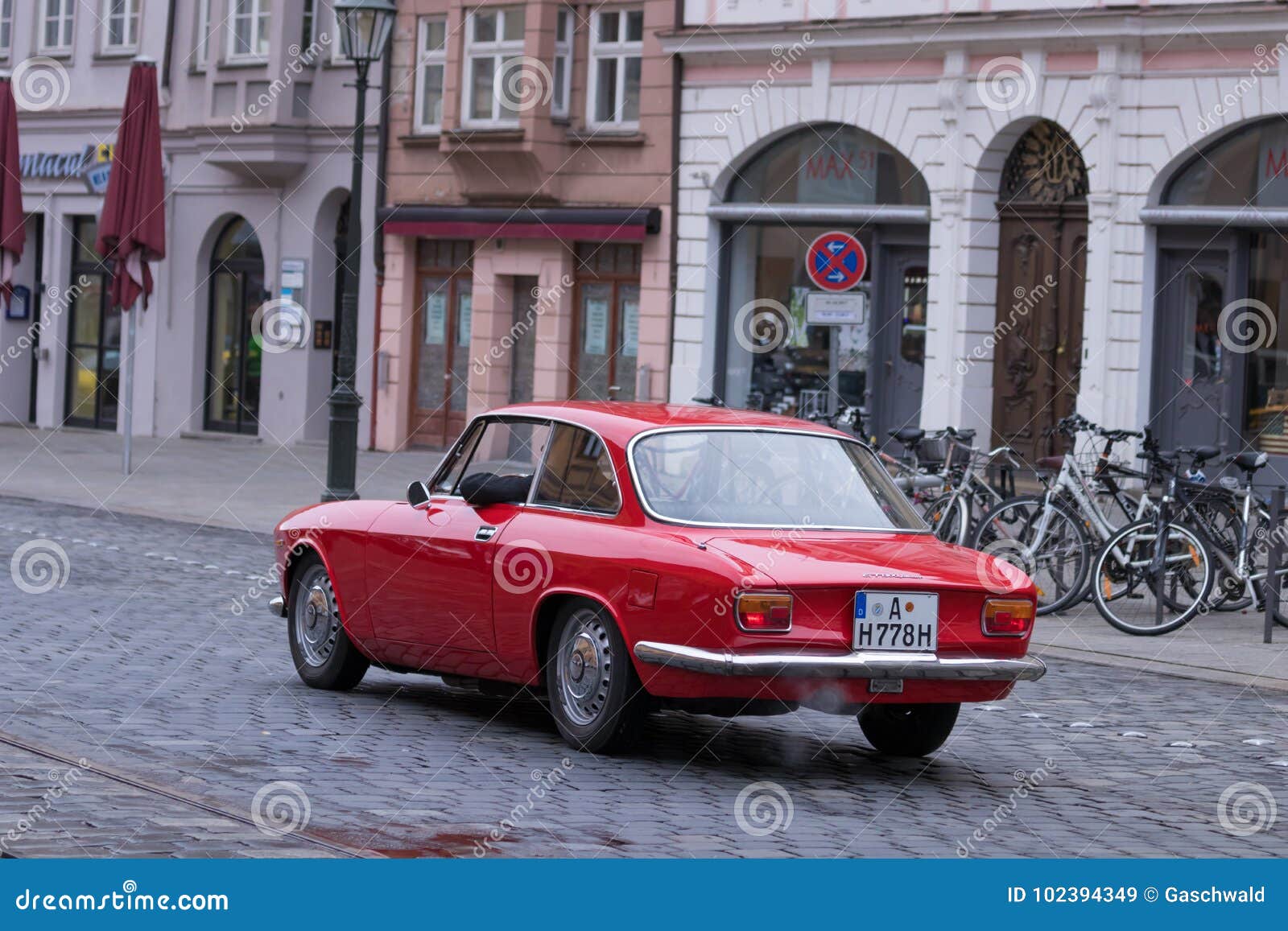 Coche Del Oldtimer Del Joven De Alfa Romeo GT 1300 Imagen de archivo ...