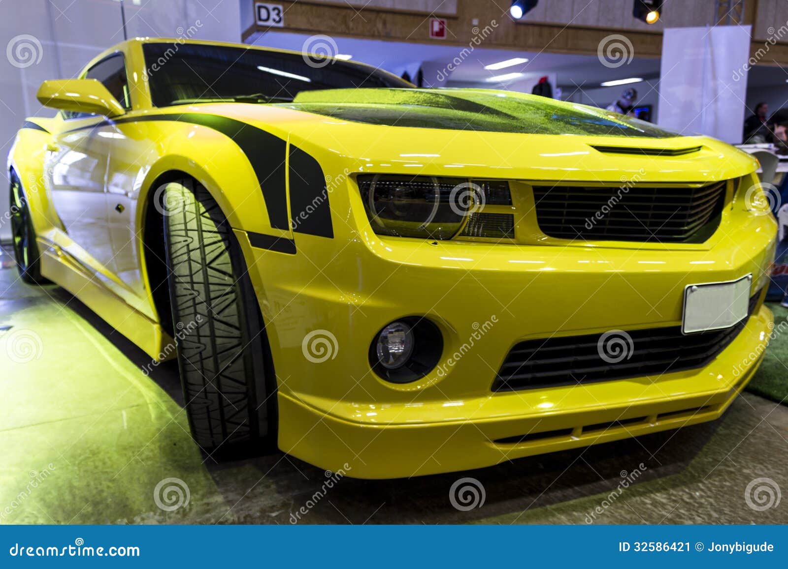 Coche deportivo amarillo imagen de archivo. Imagen de estacionarado ...