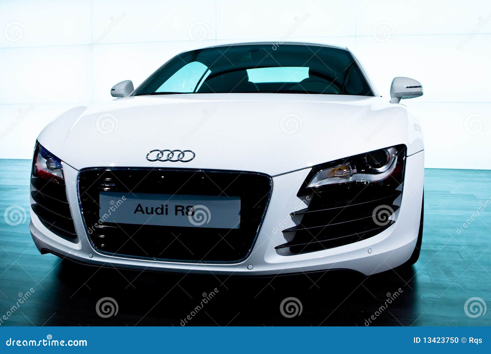 Coche Deportivo Blanco Audi R8 Imagen editorial - Imagen de linterna ...