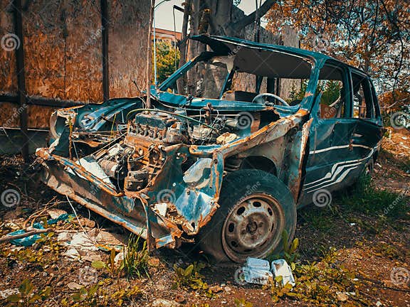 Coche Destrozado En Podrido Abandonado En El Patio Trasero. Basura De ... Coche Destrozado En Podrido Abandonado En El Patio Trasero. Basura De ...