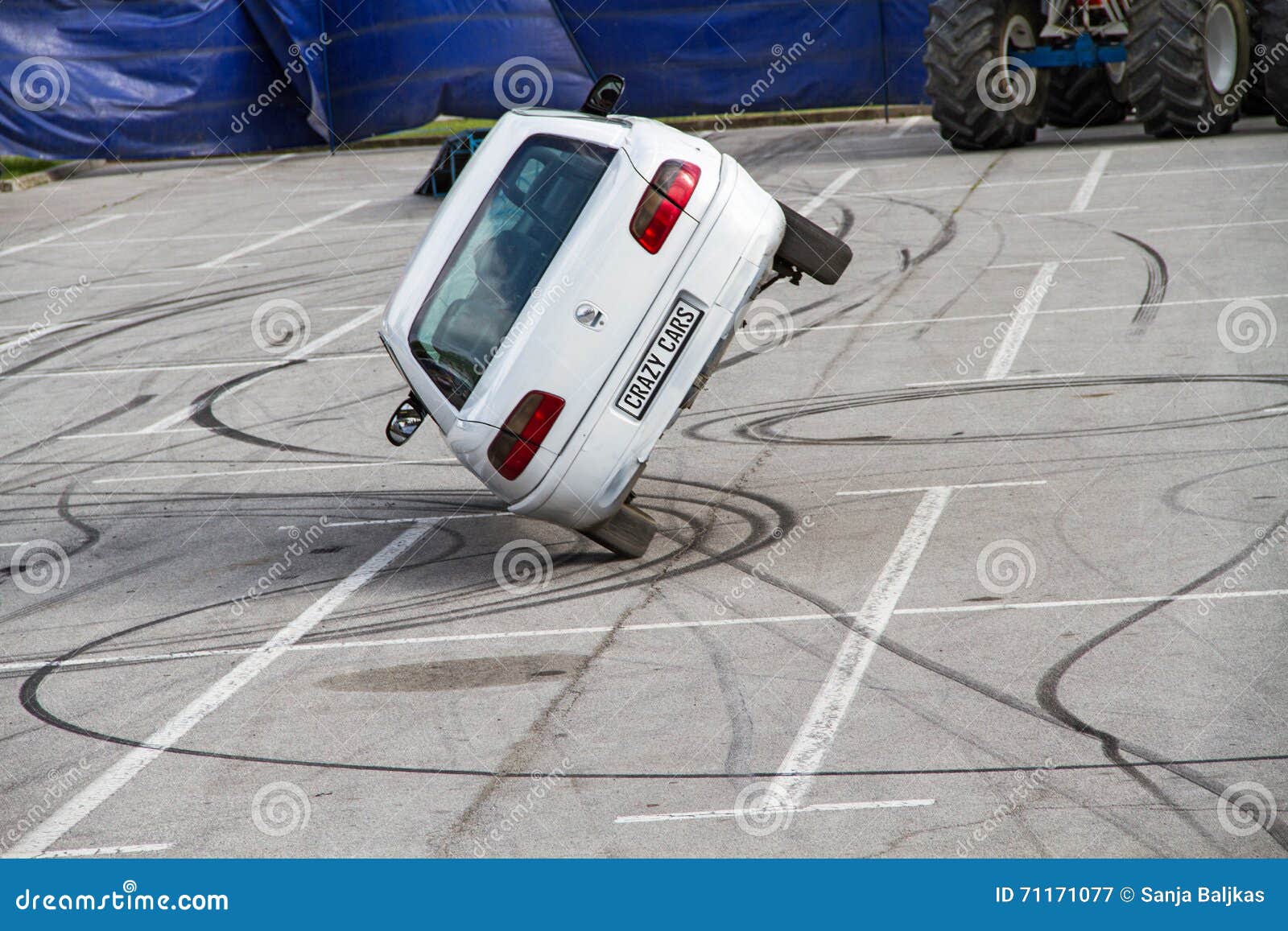Coche en dos ruedas fotografía editorial. Imagen de confianza - 71171077