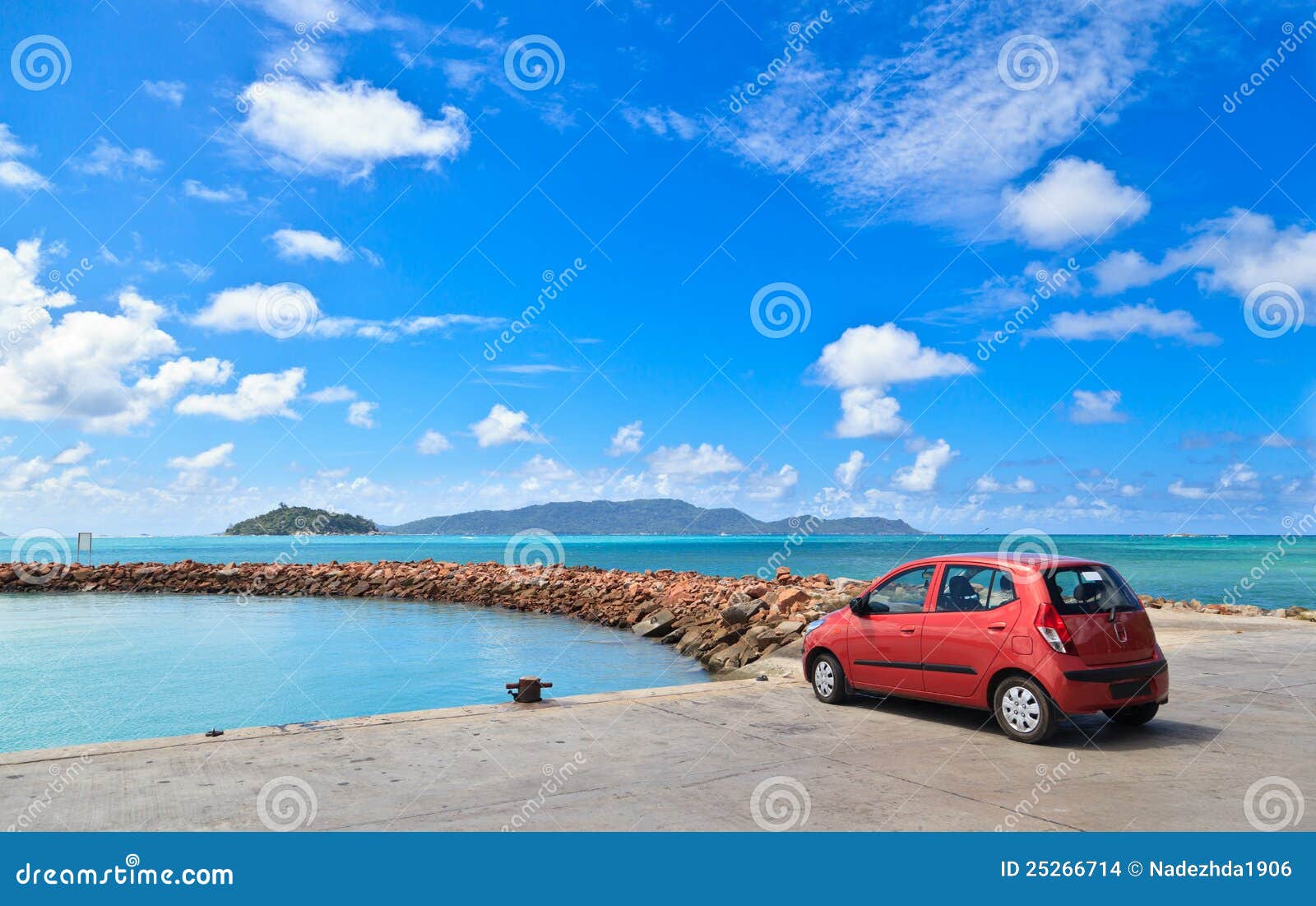 Coche en la playa tropical foto de archivo. Imagen de paisaje - 25266714