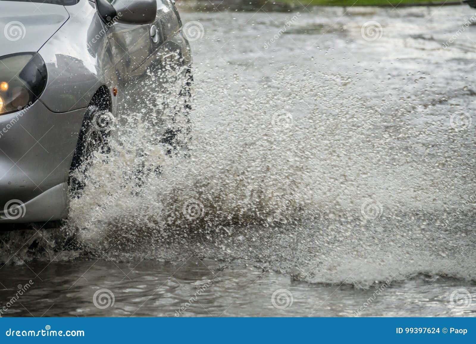 Coche En Una Calle Inundada Imagen de archivo editorial - Imagen de ...