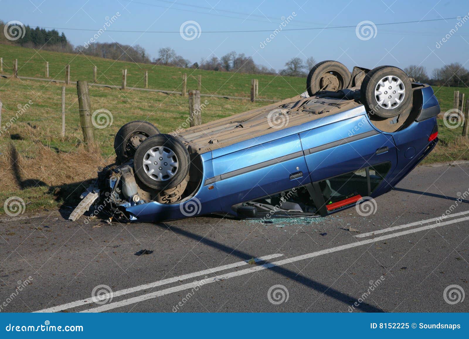 Coche estrellado al revÃ©s imagen de archivo. Imagen de demanda - 8152225