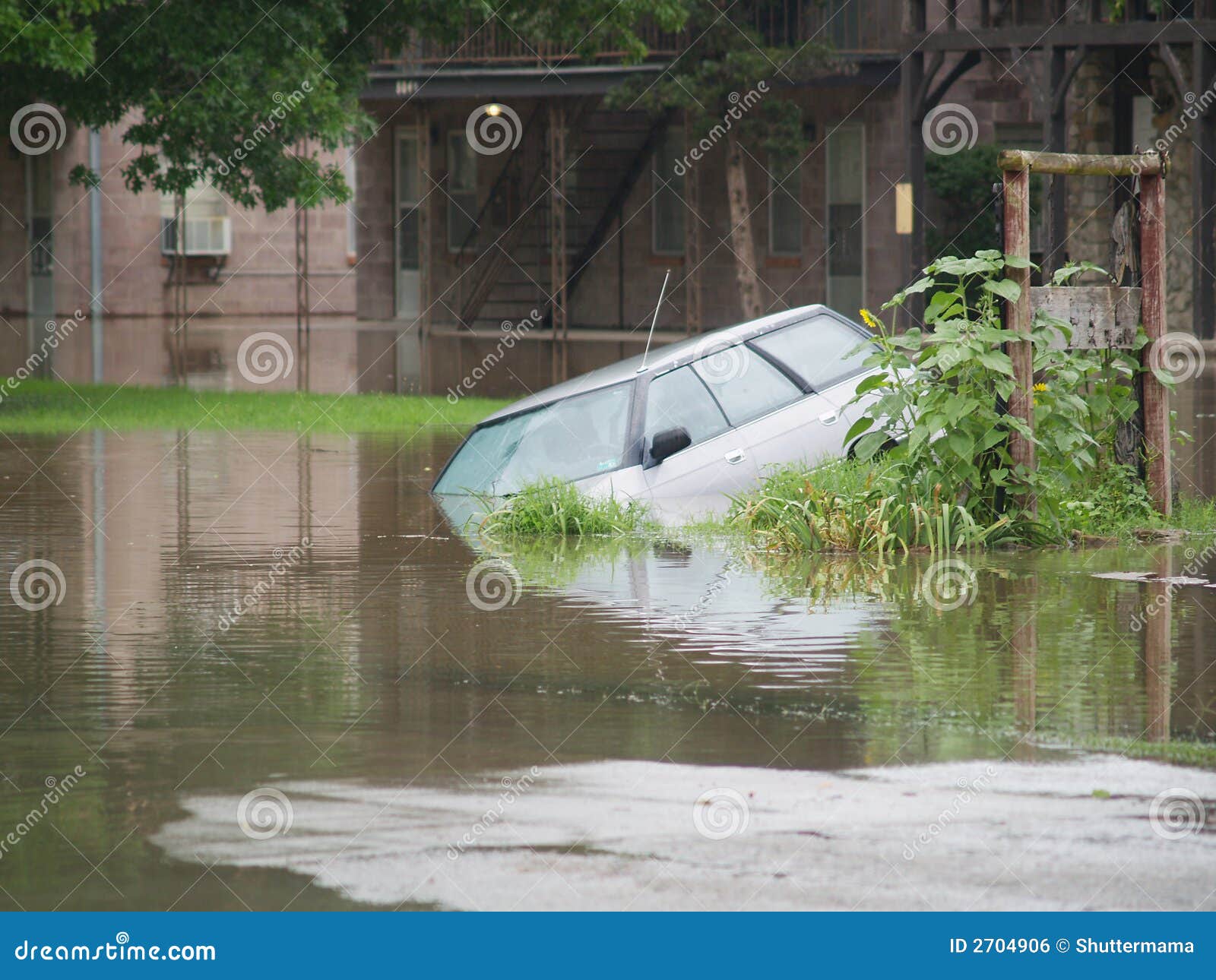Coche inundado foto editorial. Imagen de saturado, desastre - 2704906