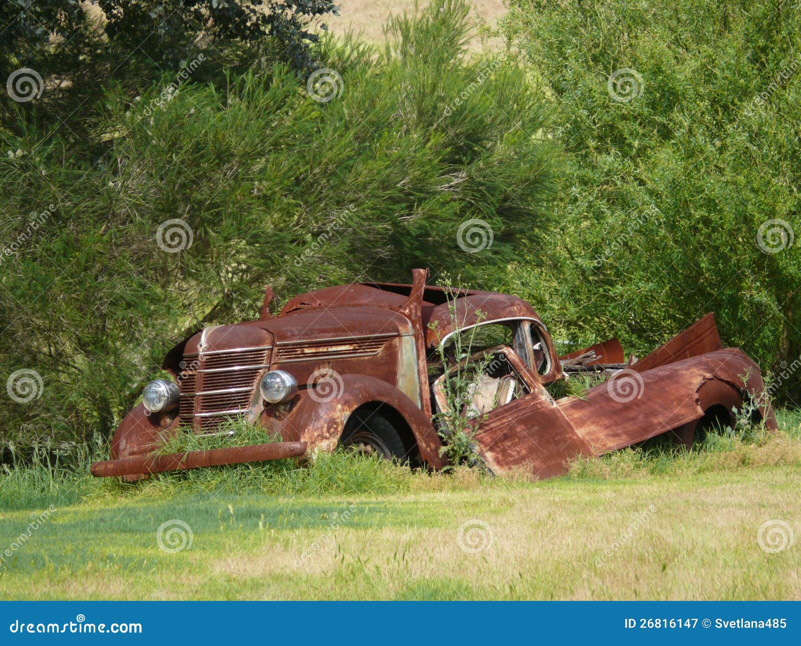 Coche muy oxidado. imagen de archivo. Imagen de australiano - 26816147