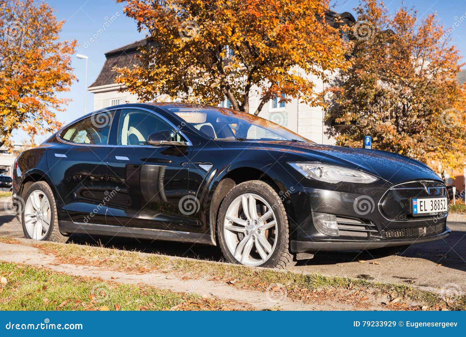 Coche Negro Del Modelo S De Tesla Imagen de archivo editorial - Imagen ...
