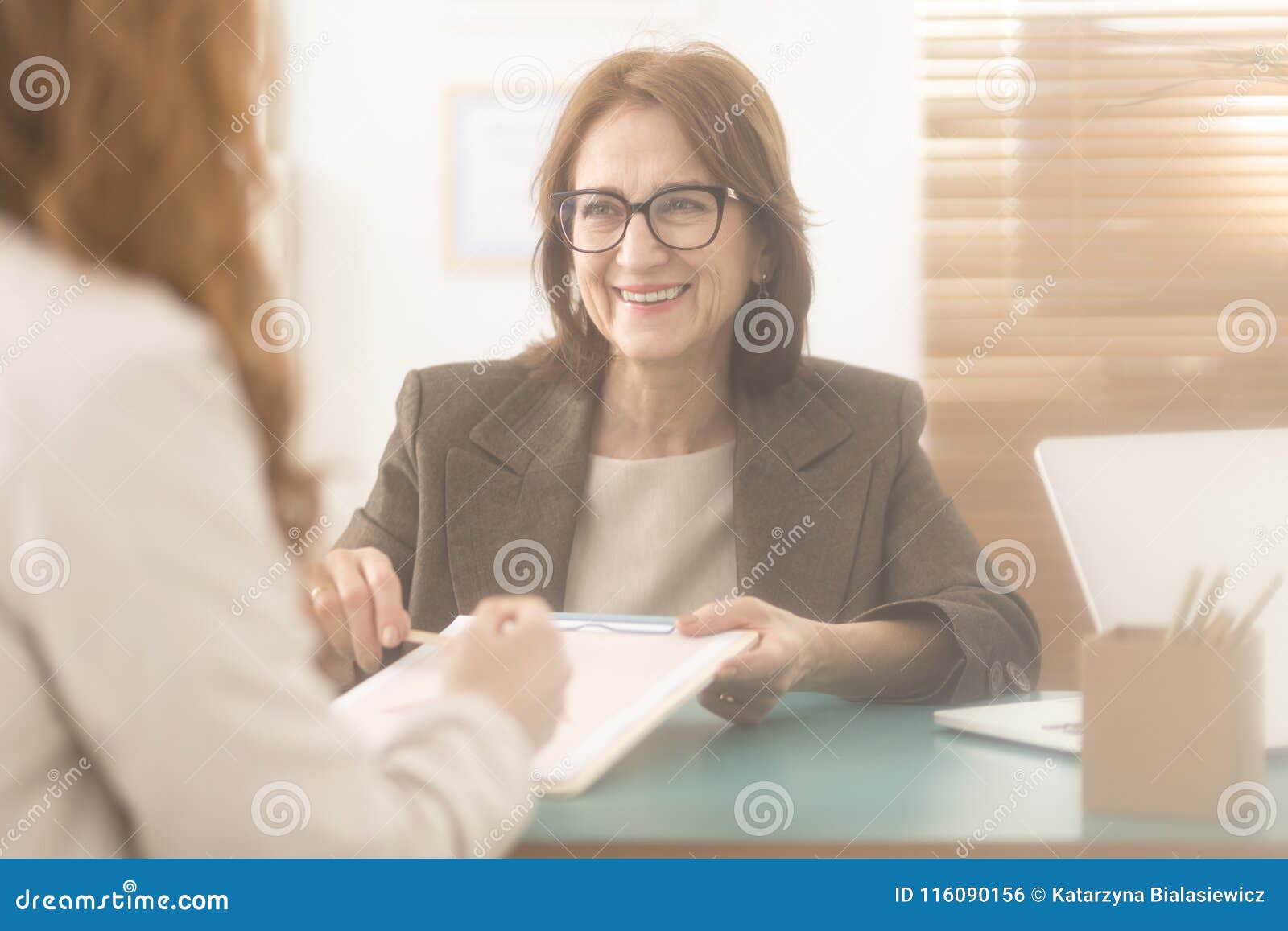 Coche Personal Que Presenta Aconsejando Servicios Foto de archivo ...