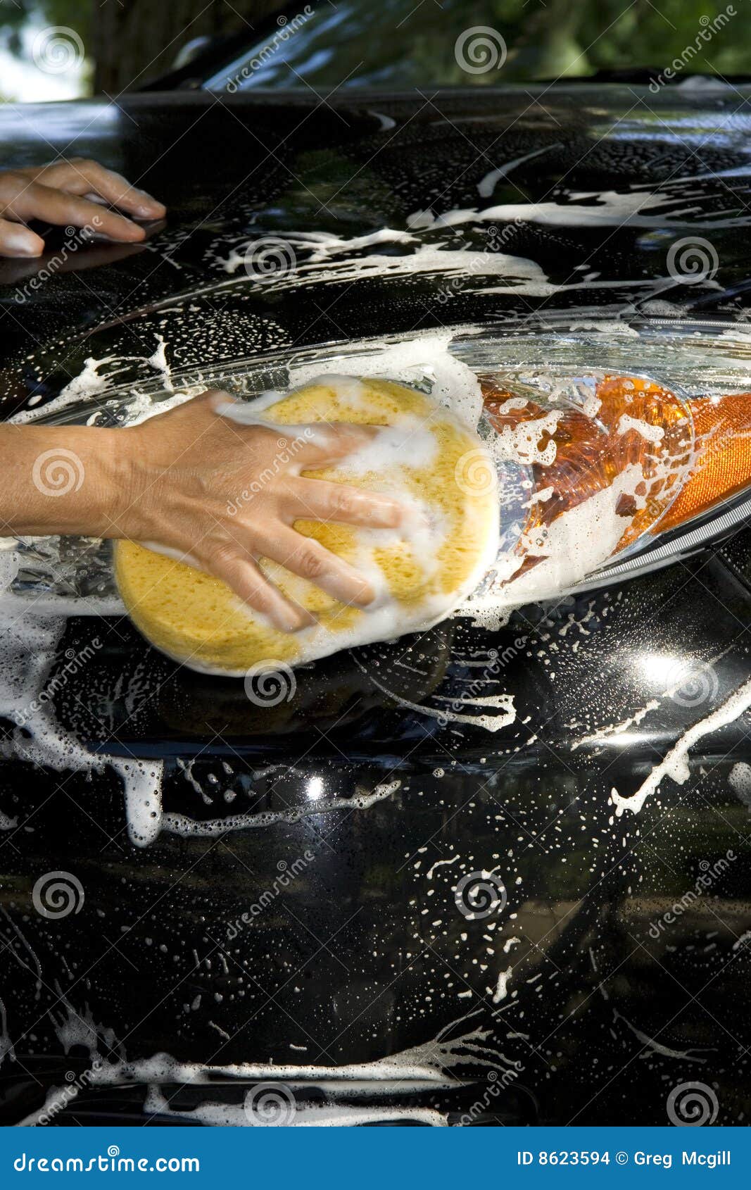 Coche que se lava foto de archivo. Imagen de linterna - 8623594